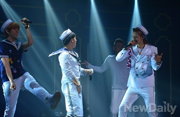 [포토]콘서트에서 노래하는 신우(B1A4) | Save Internet 뉴데일리