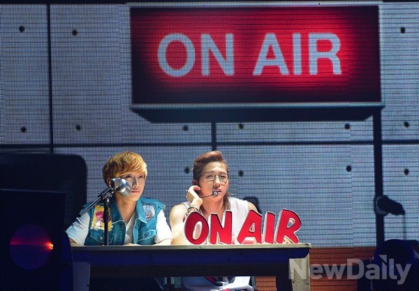 [포토]라디오MC가 된 '진영-신우'(B1A4) | Save Internet 뉴데일리