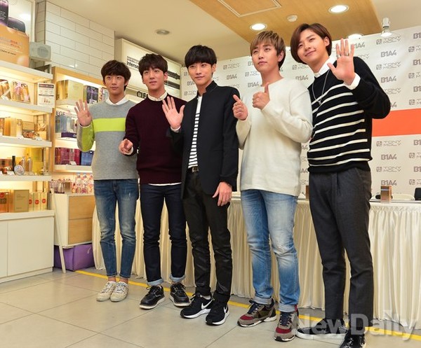 [포토] 명동에 등장한 B1A4 | Save Internet 뉴데일리