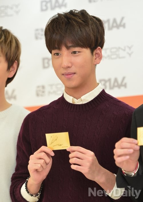 [포토] 골드카드 든 B1A4 바로 | Save Internet 뉴데일리