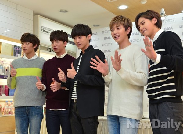 [포토] 명동에 등장한 B1A4 | Save Internet 뉴데일리