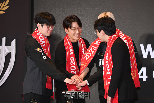 [포토] SKT T1 선수단 'V5 기원' 세레모니 | Save Internet 뉴데일리