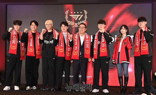 [포토] SKT T1 선수단 'V5 기원' 세레모니 | Save Internet 뉴데일리
