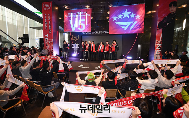 [포토] SKT T1 선수단 'V5 기원' 세레모니 | Save Internet 뉴데일리