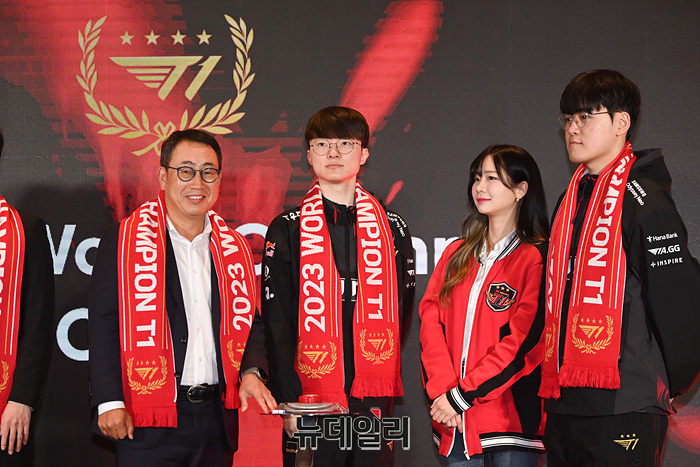 [포토] SKT T1 선수단 'V5 기원' 세레모니 | Save Internet 뉴데일리
